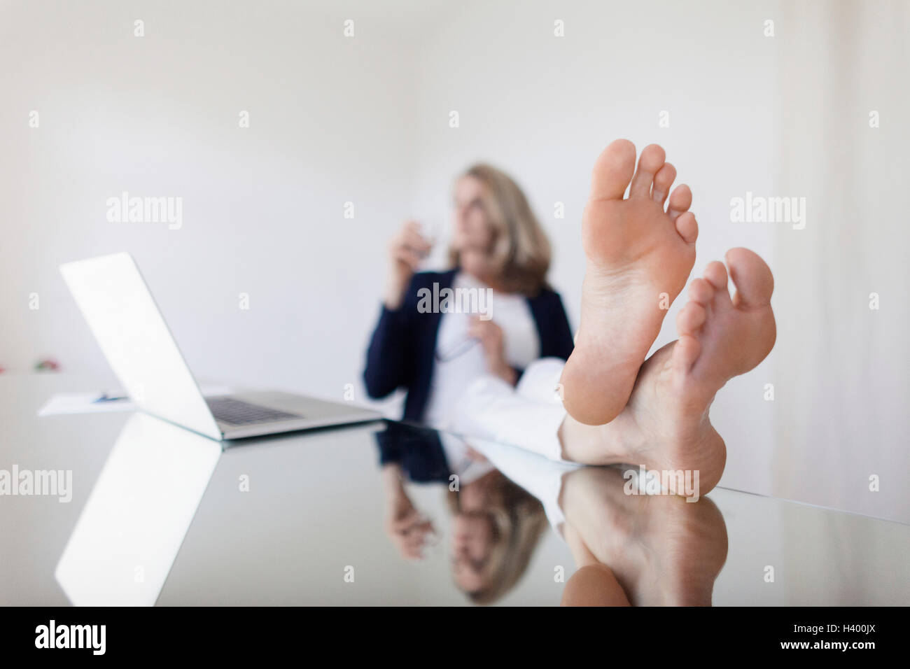 Women crossed legs hi-res stock photography and images - Alamy