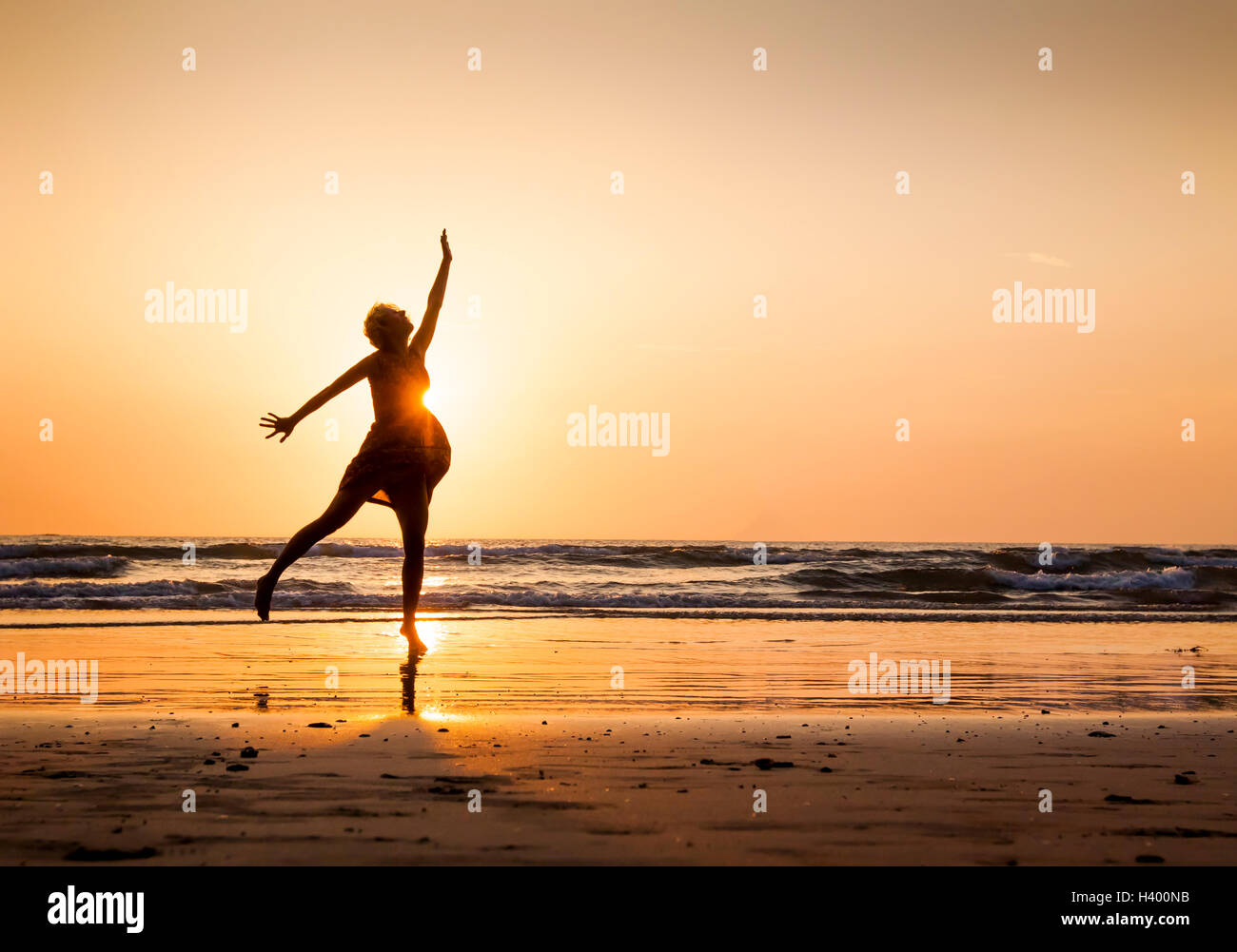 People dancing sunset hi-res stock photography and images - Alamy