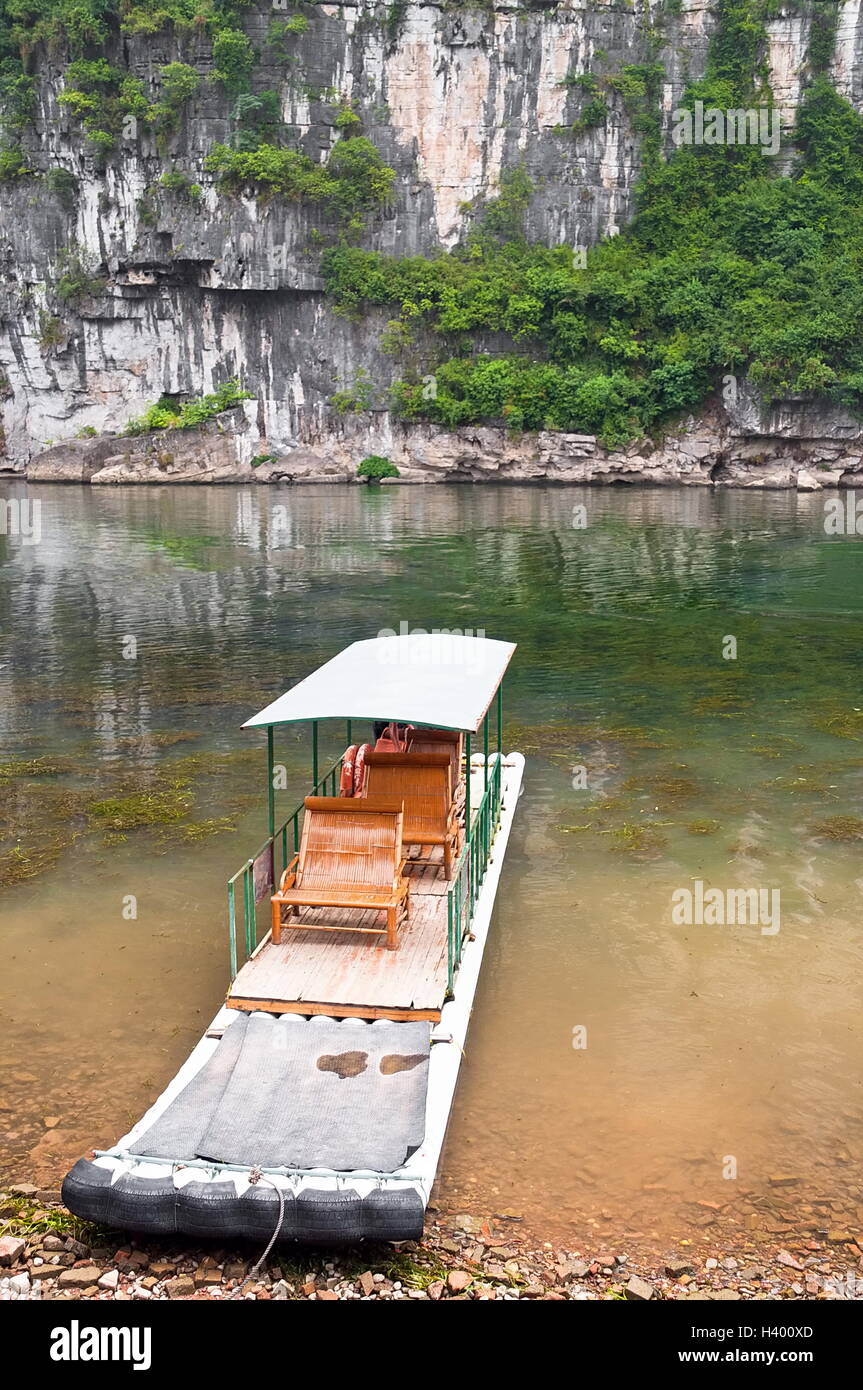 Bamboo raft in Li River, yangshuo near Guilin, China Stock Photo - Alamy