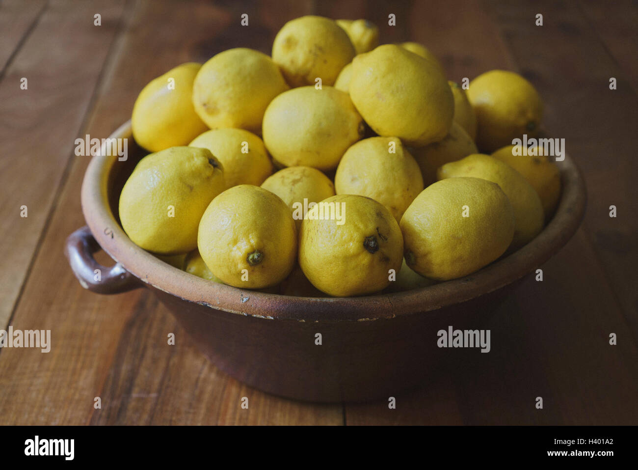 Lemon in container citrus fruit hi-res stock photography and images - Alamy