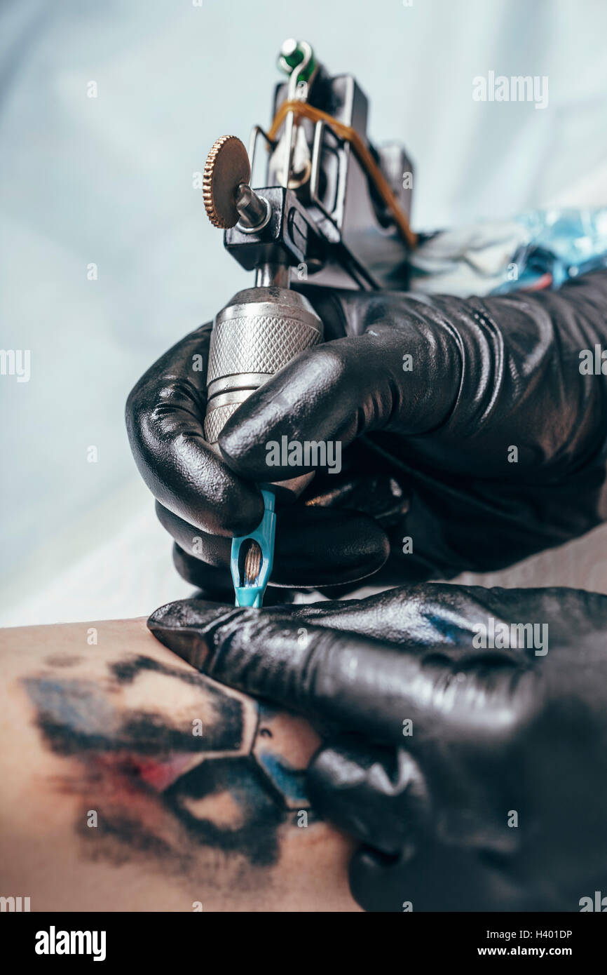 Tattooing hi-res stock photography and images - Alamy