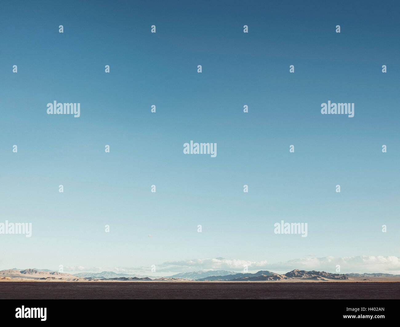 Blue sky and distant mountains hi-res stock photography and images - Alamy