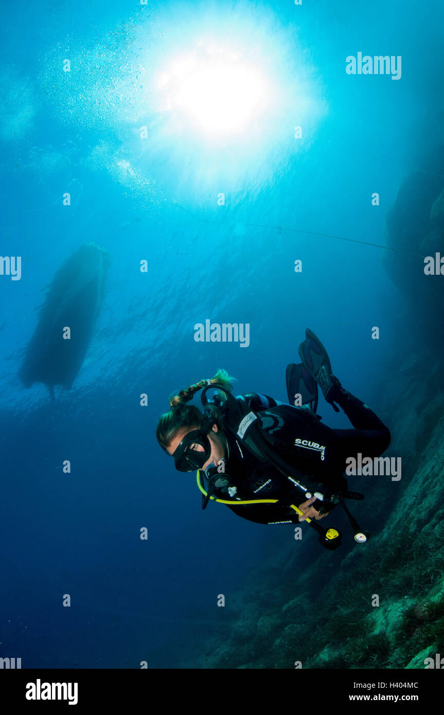 Leaving the dive boat behind... Diver descends to the seabed at the ...