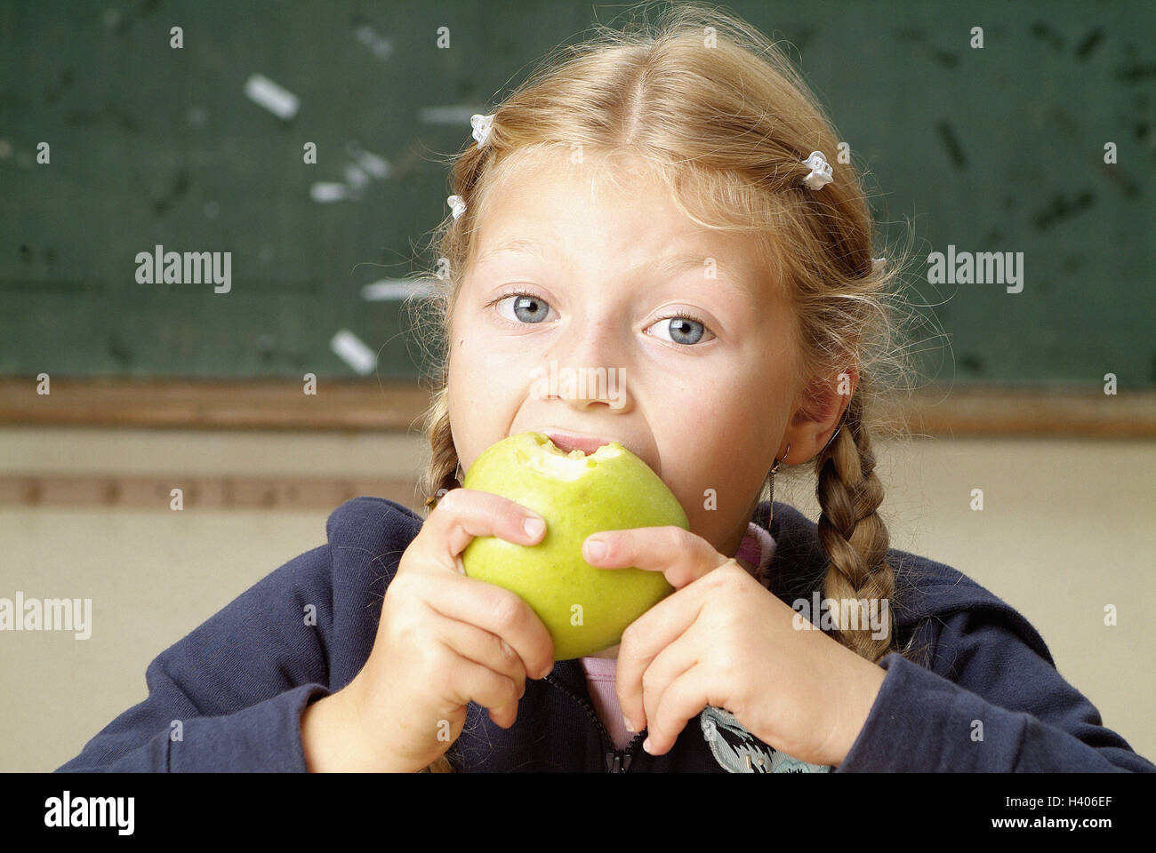 Classrooms, school girls, apple, eat, portrait, elementary school ...