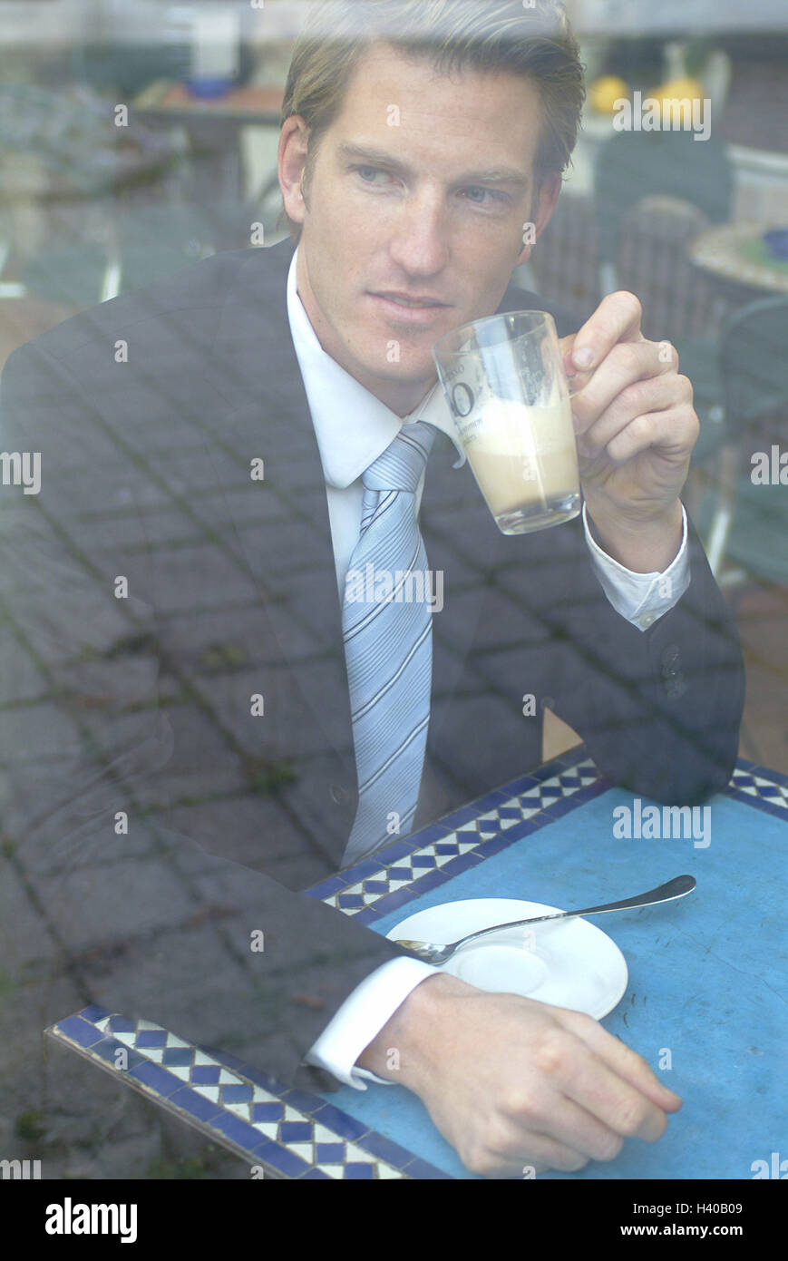 Cafe, gaze windows man coffee drinks, Halbporträt Gastronomy ...