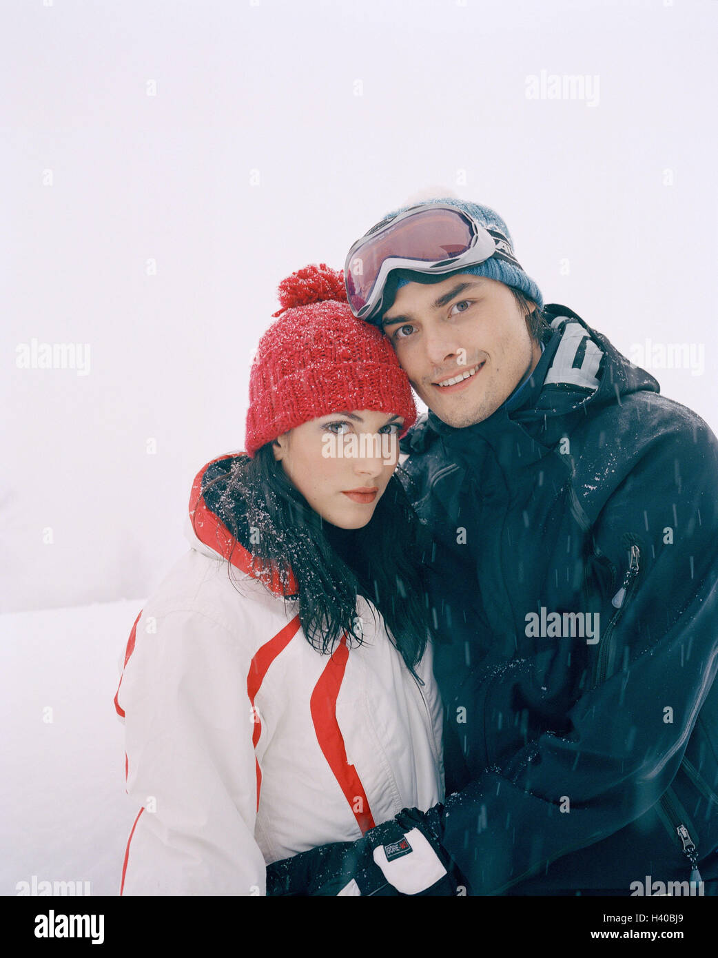 Couple, young, winter clothes, portrait, 20-30 years, affection, cuddle ...