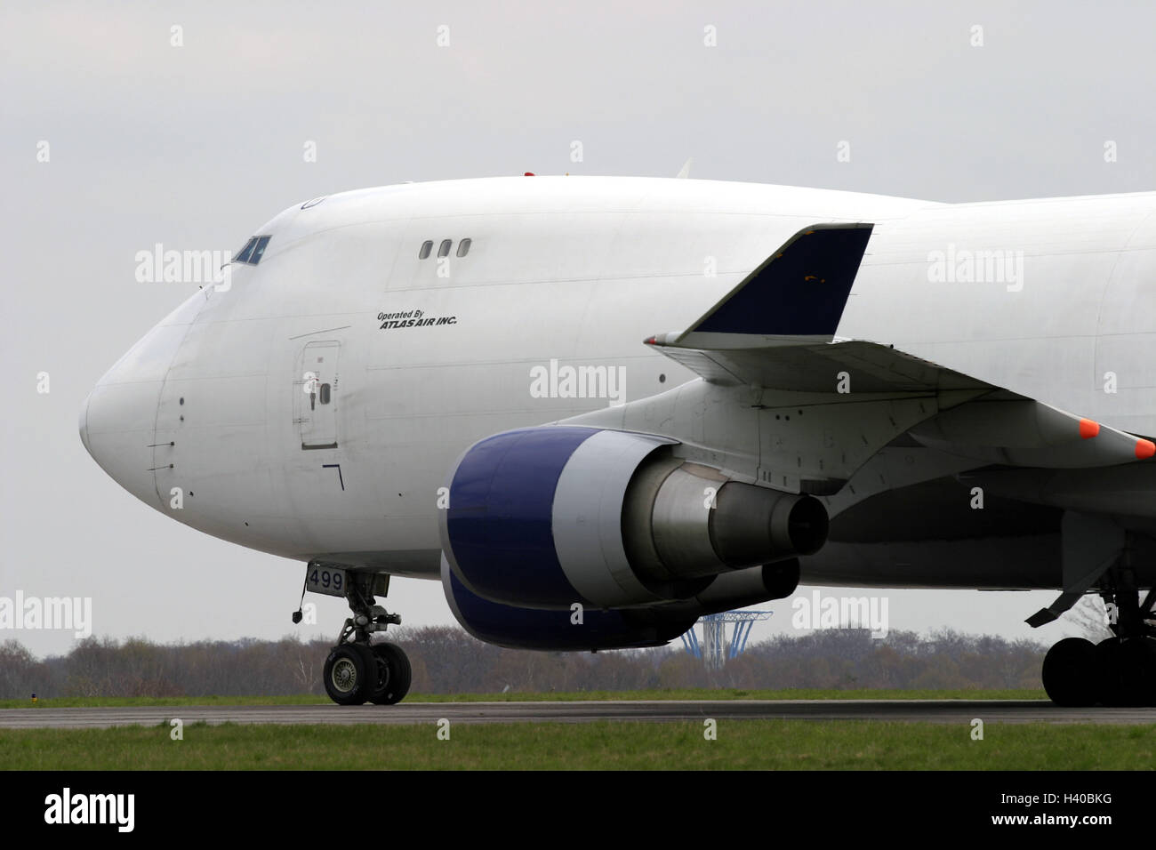 Rolling trajectory, airplane, Boeing 747-400, detail, runway, runway ...