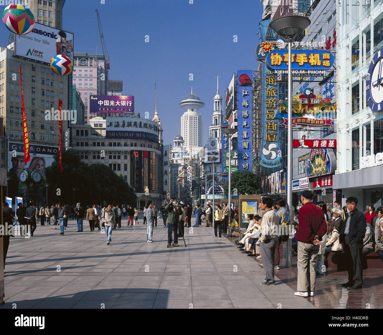 China, Shanghai, Nanjing Donglu, business street, passer-by, Asia ...