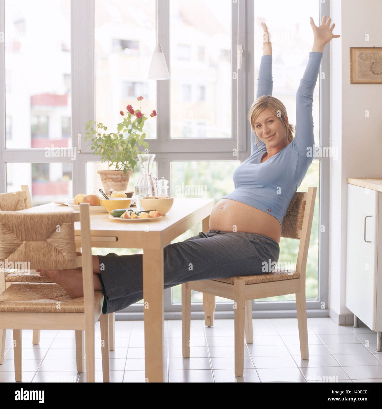 Dining table, woman, pregnant, sit, stretch, Gestation, gestation, 20 ...