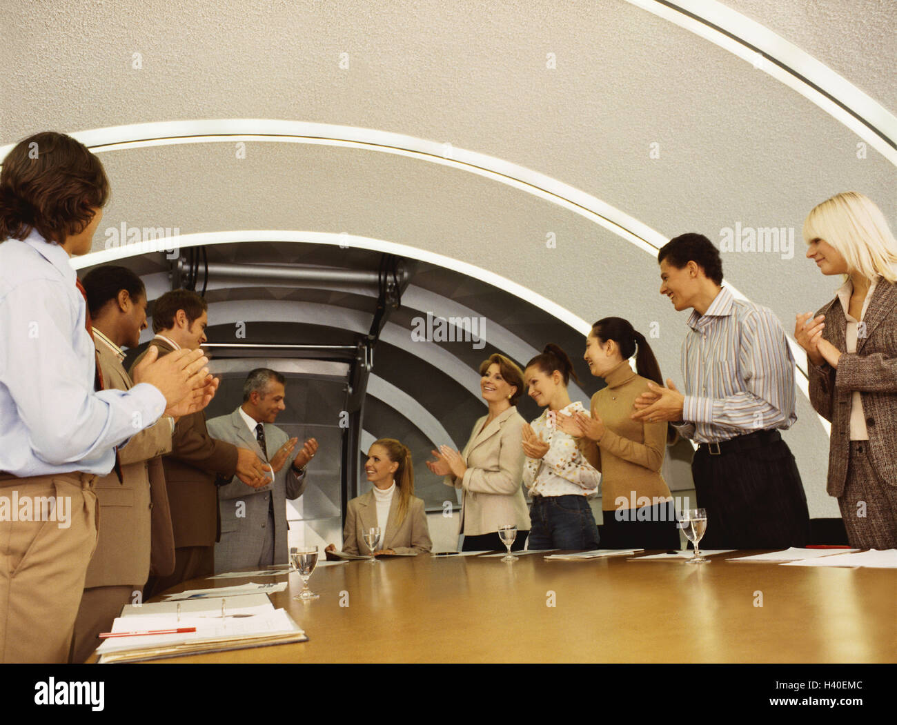 Conference room, business people, discussion, approval, applause ...