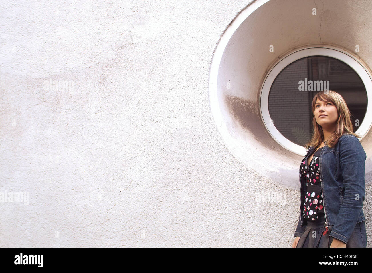 Woman, young, to high-level views, outside wall, windows, around, lean ...