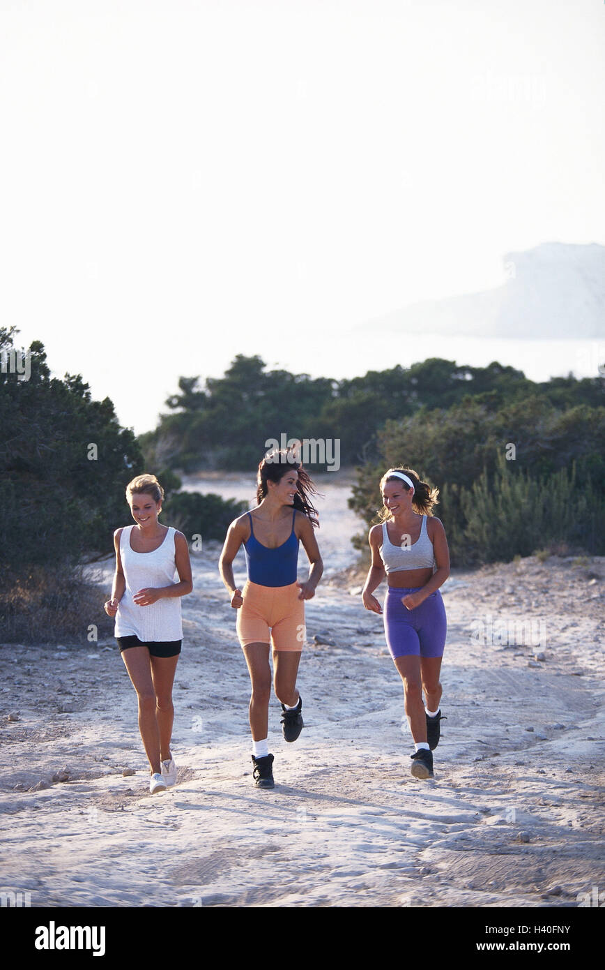 Coast, women, young, jogs 18 years, friends, three, long-haired, figure ...