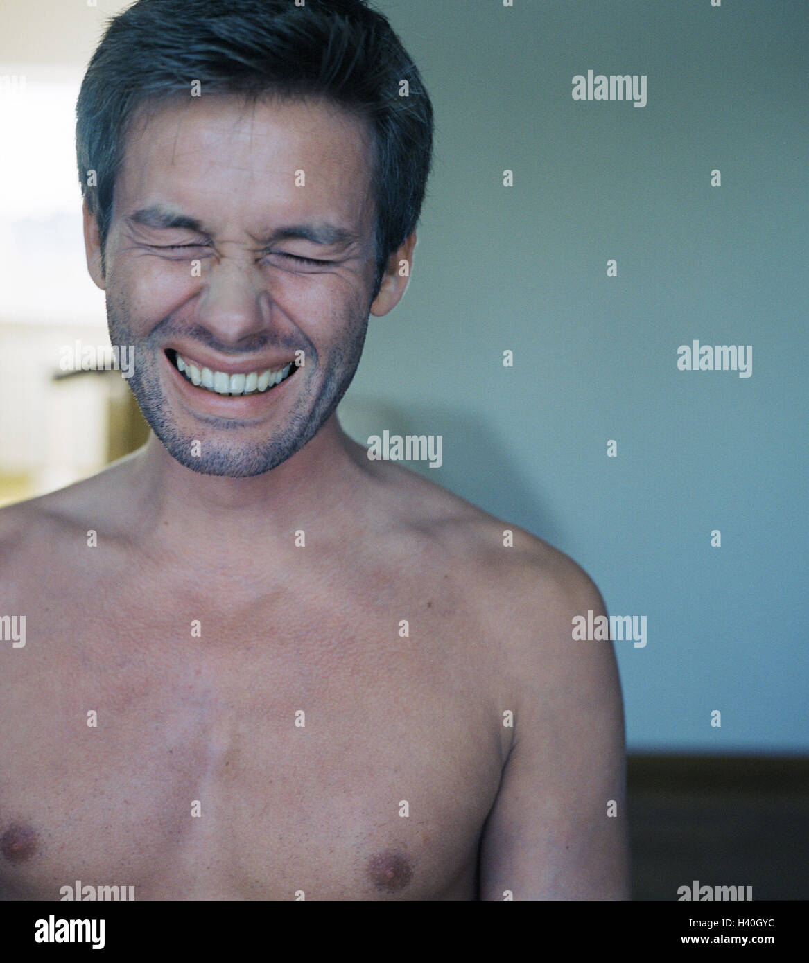 Man, free upper part of the body, laugh, eyes closed, portrait, 32 ...