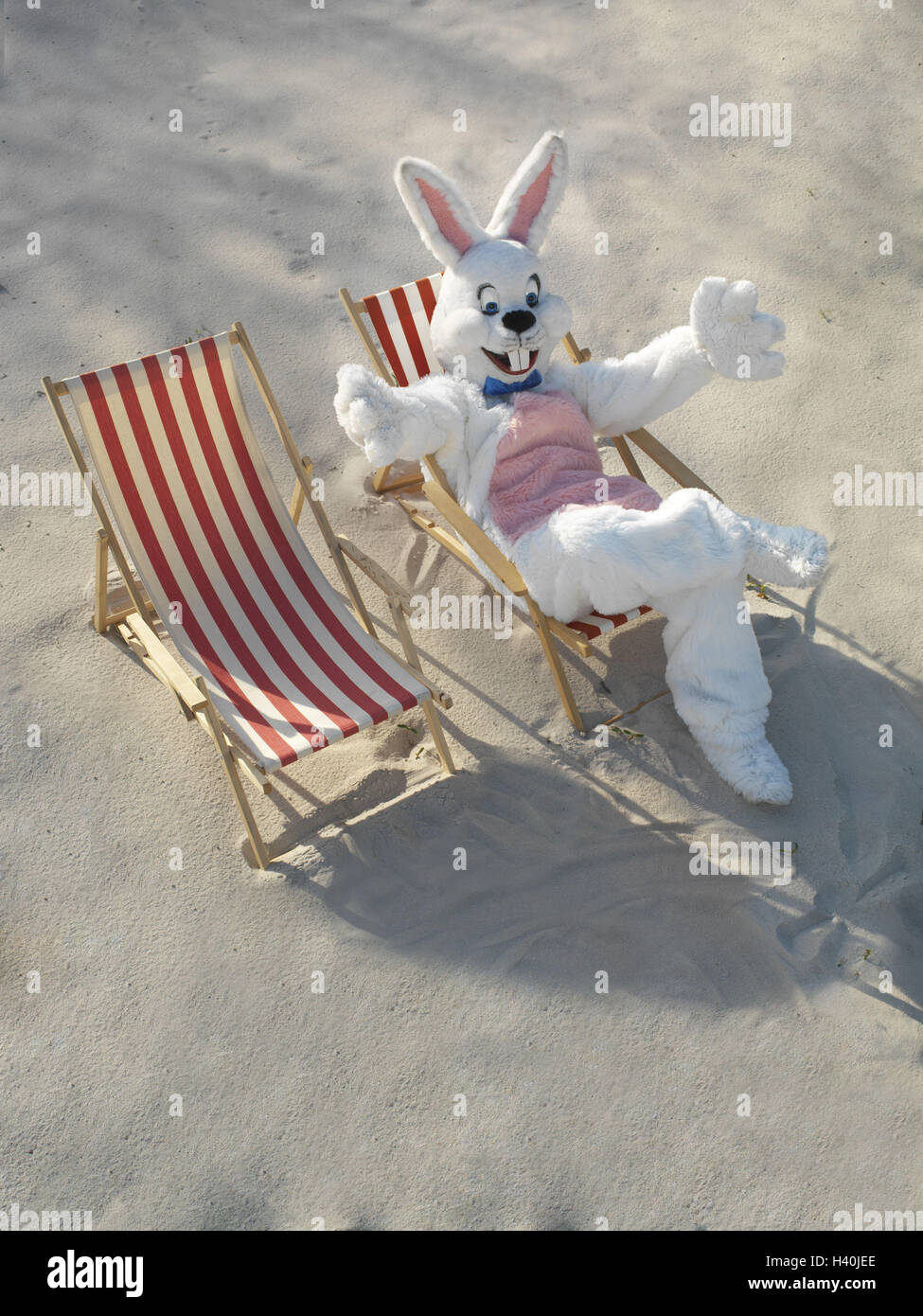 Sandy beach, deck chairs, Easter bunny, wave, rest lining, panels ...