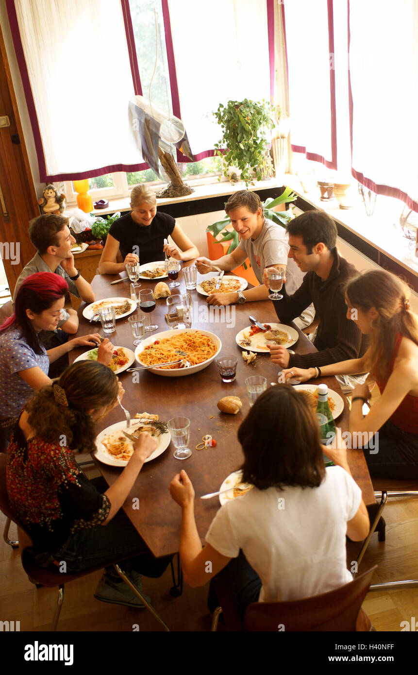 Apartment-sharing community, dining table, spaghetti eat, young persons ...