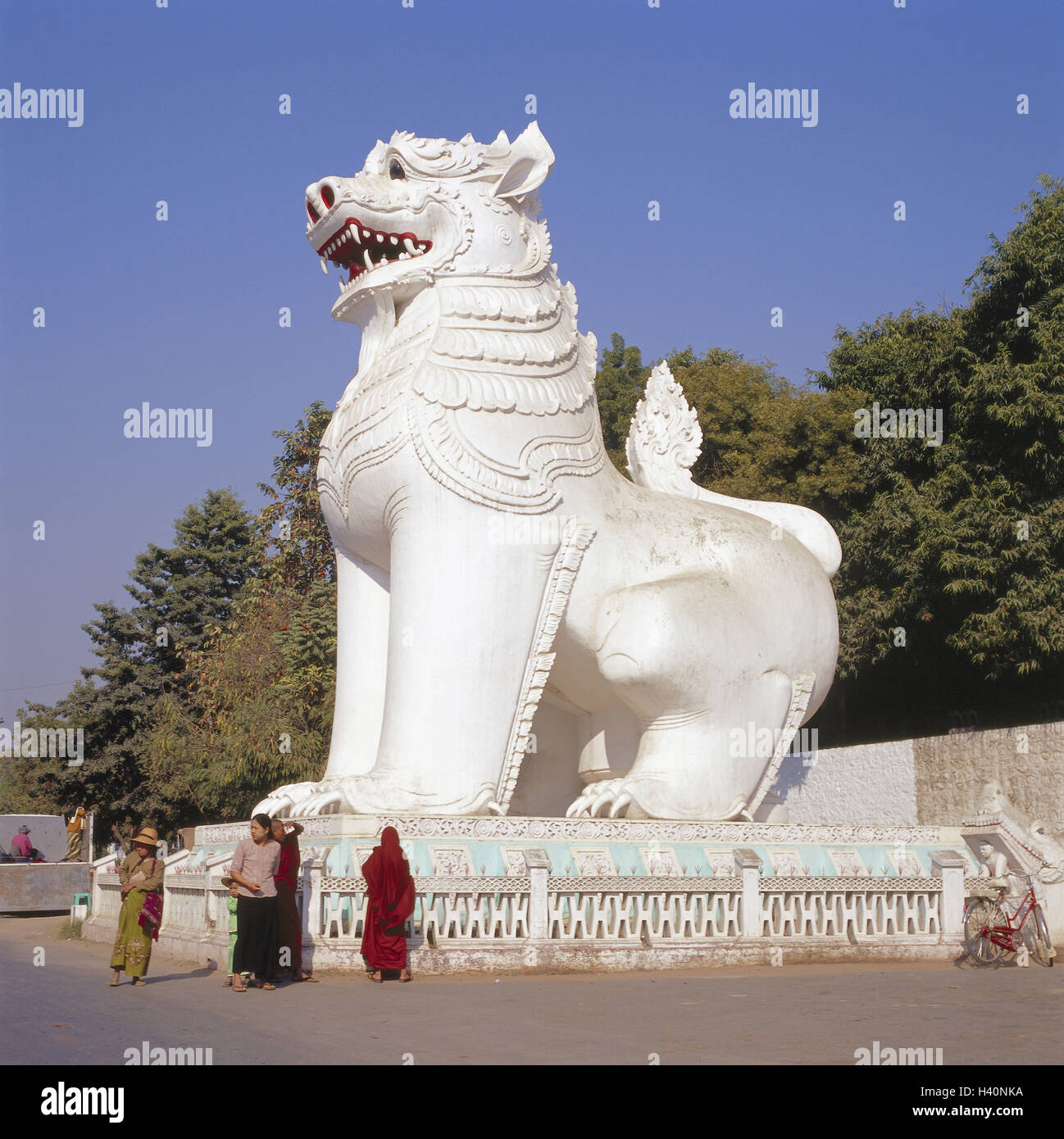 Myanmar, mountain Mandalay, guard's lion "Chintes", tourists, Asia ...