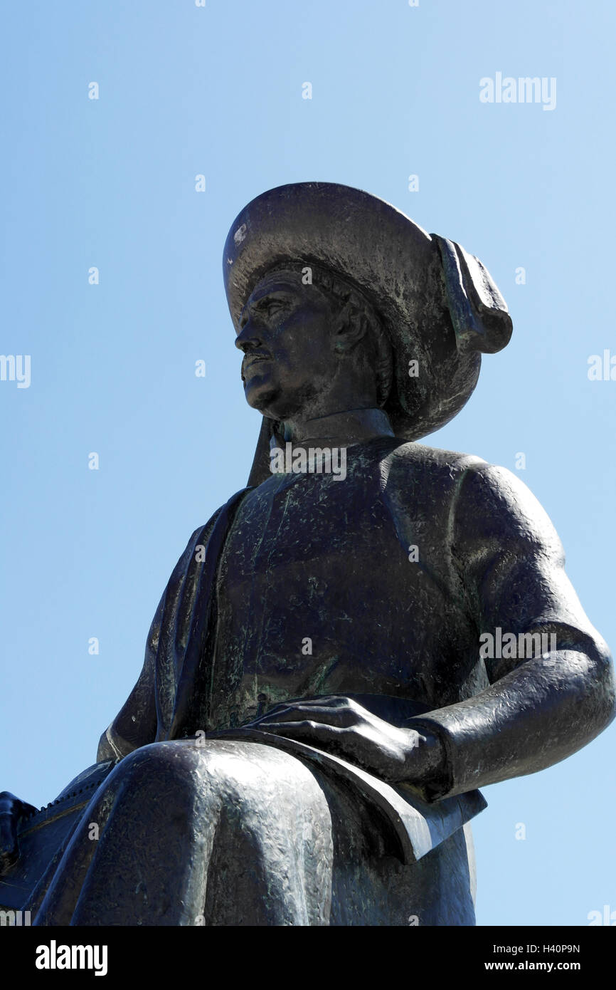 Henry the Navigator statue, Lagos, Portugal Stock Photo - Alamy