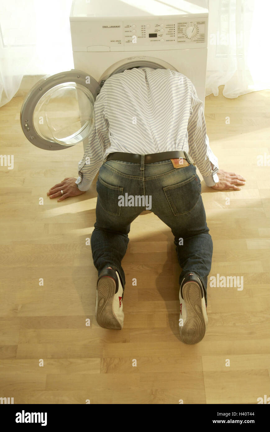 Man, head, washing machine, back view, desperation househusband, single ...