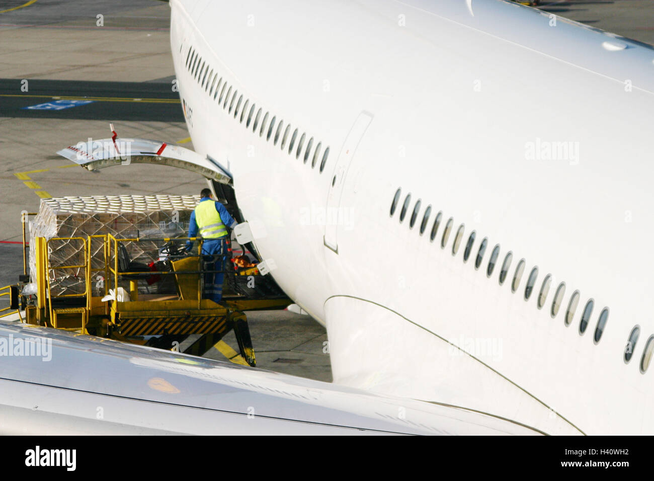 Germany, Hessen, Frankfurt on the Main, airport, airplane, hatch, cargo ...