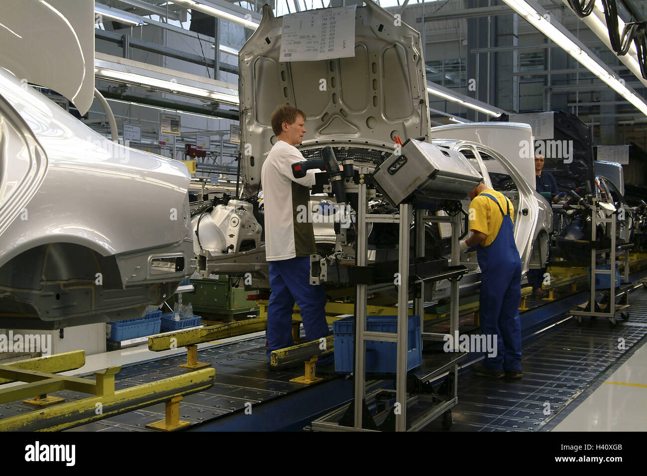 DaimlerChrysler opus, Mercedes production, editing line, worker ...