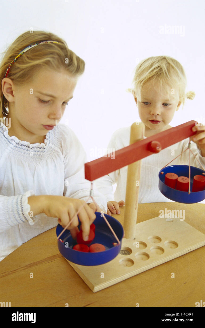 Children, toys scales, weights, distribute girl, 2 + 6 years, sisters ...