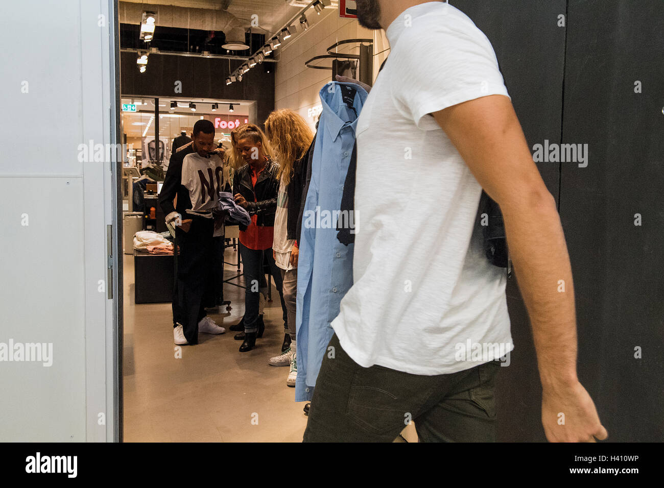 Clothes shop assistant male hi-res stock photography and images - Alamy