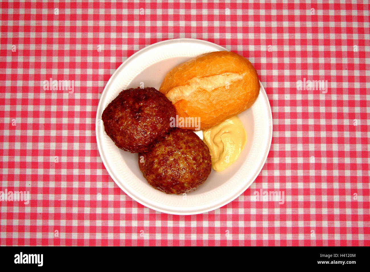 Pappteller, rissoles, bread rolls, mustard table caps, red checked ...