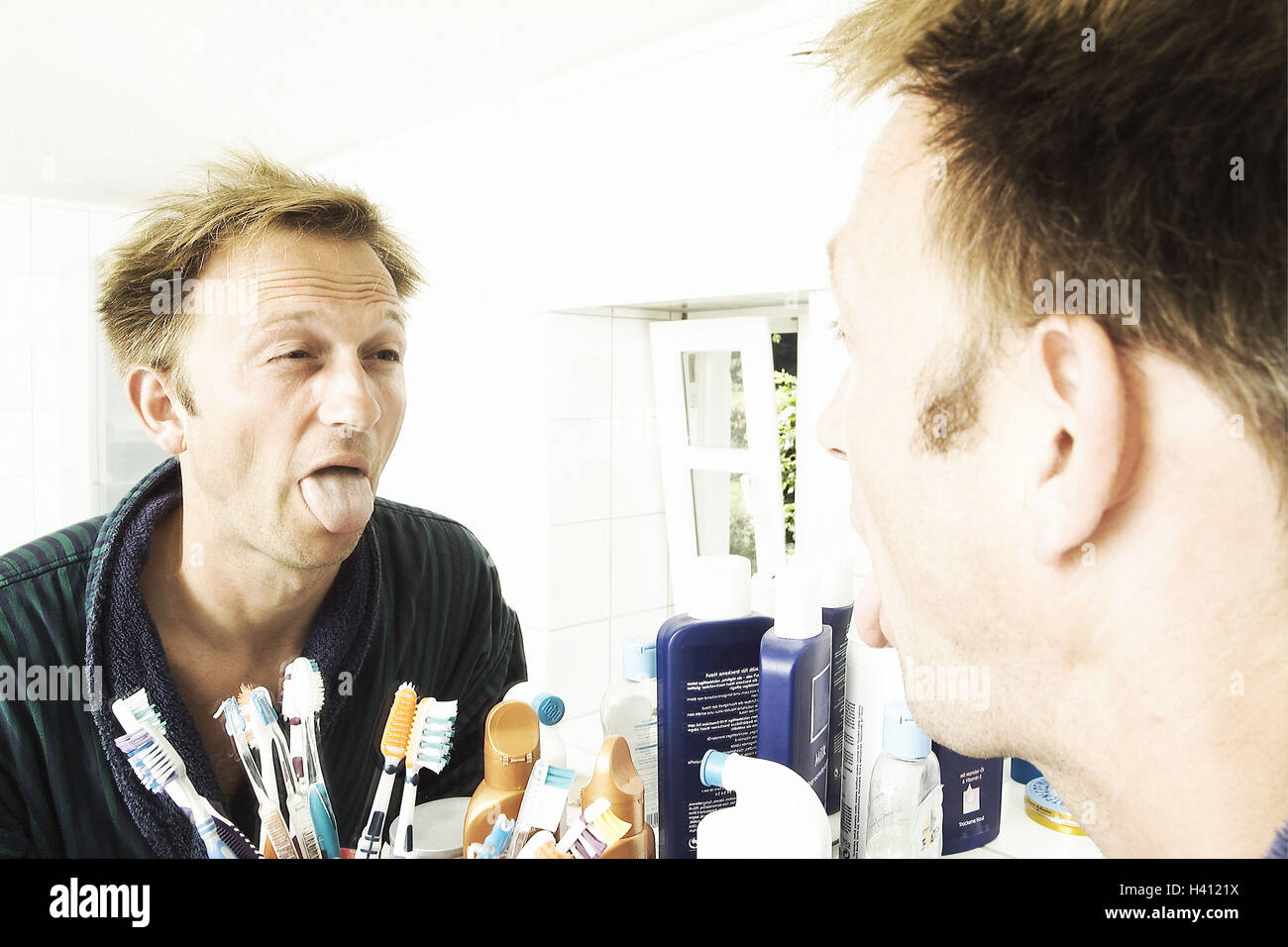 Bathrooms, man, bathrobe, view at reflector, at tongue Rau's passages ...