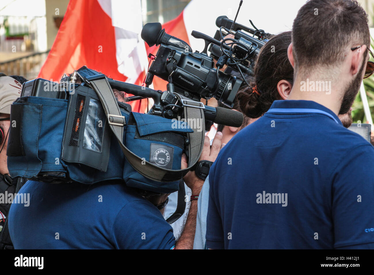 News demo hi-res stock photography and images - Alamy