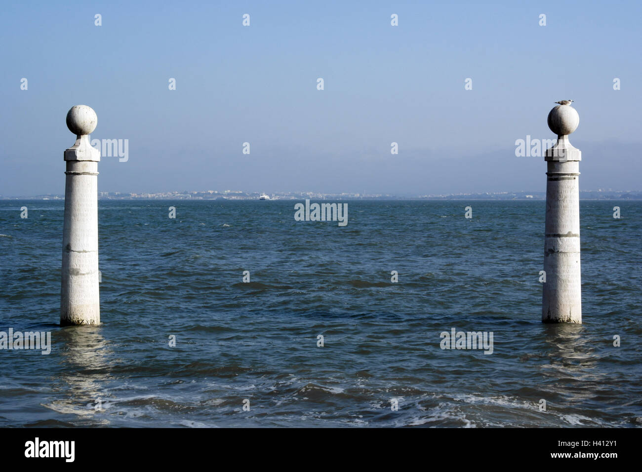 Cais das Colunas, Lisbon, Portugal Stock Photo - Alamy