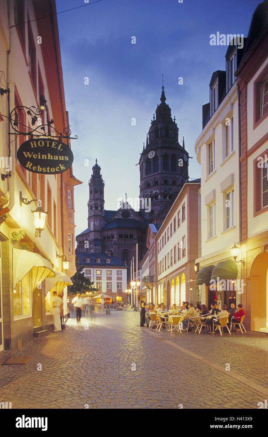 Germany, Rhineland-Palatinate, Mainz, Old Town, street cafe, cathedral ...