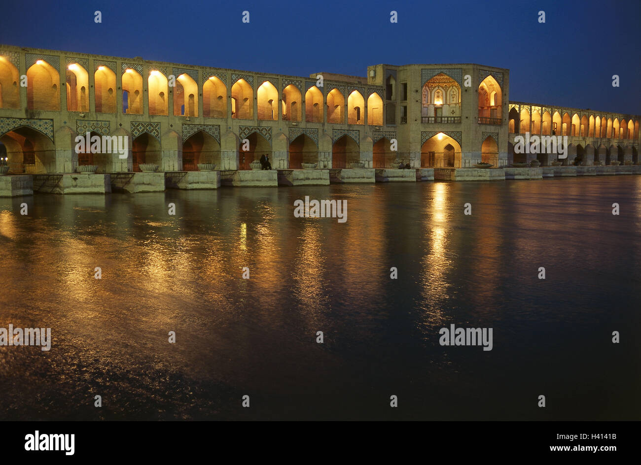 Iran, Isfahan, river "Zayandeh Rud", 33-bow bridge "Siosehpol", evening ...