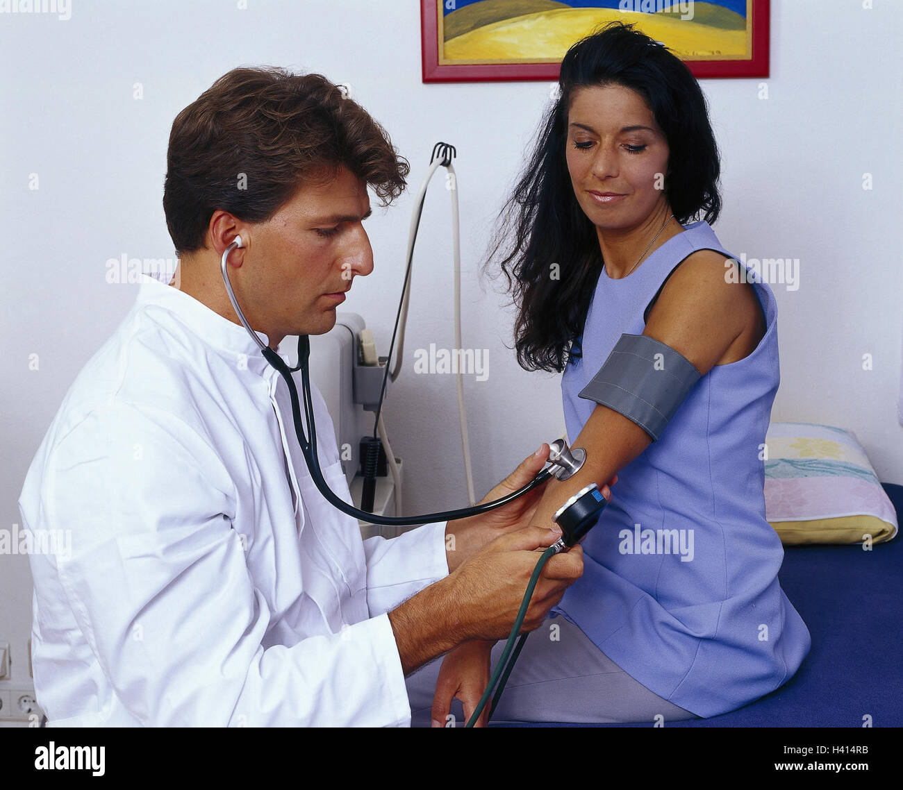 Medical practise, doctor, patient, blood pressure, measure, inside ...