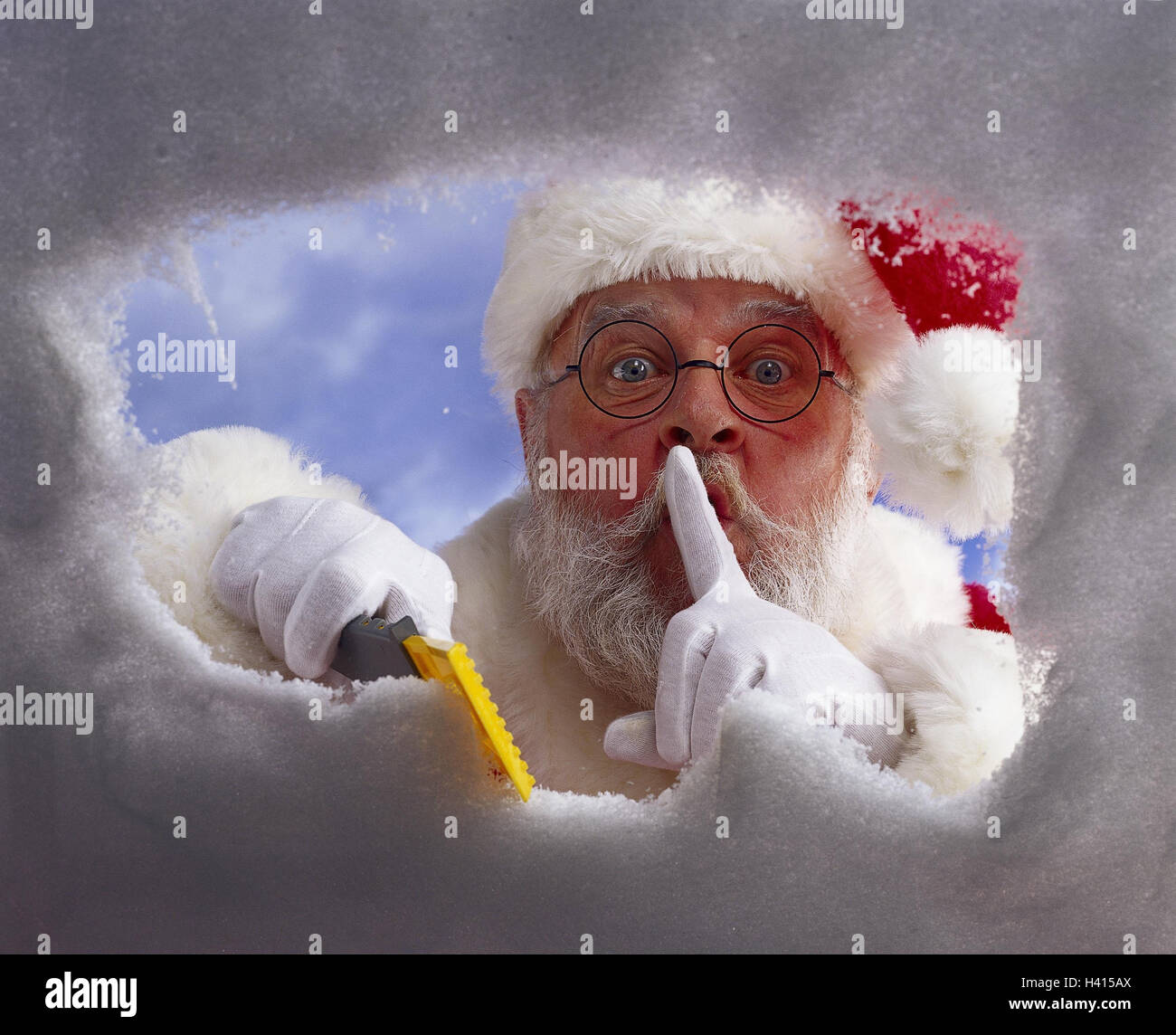 Santa Claus, facial play, is surprised, ice-scrapers, view, snow hole ...