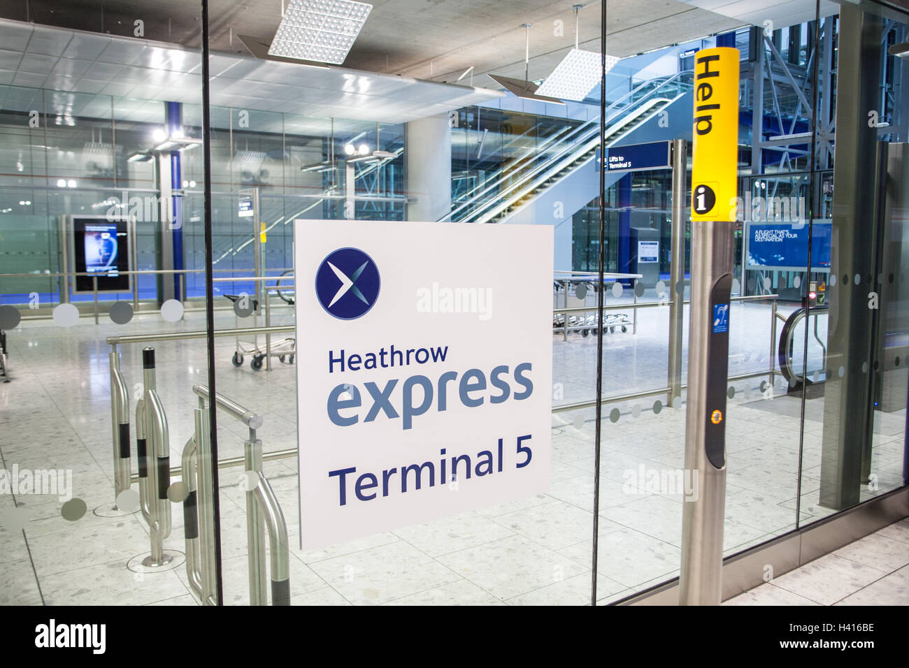 Heathrow terminal 5 construction hi-res stock photography and images ...