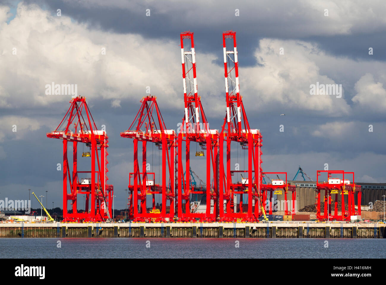 Giant cantilever cranes hi-res stock photography and images - Alamy