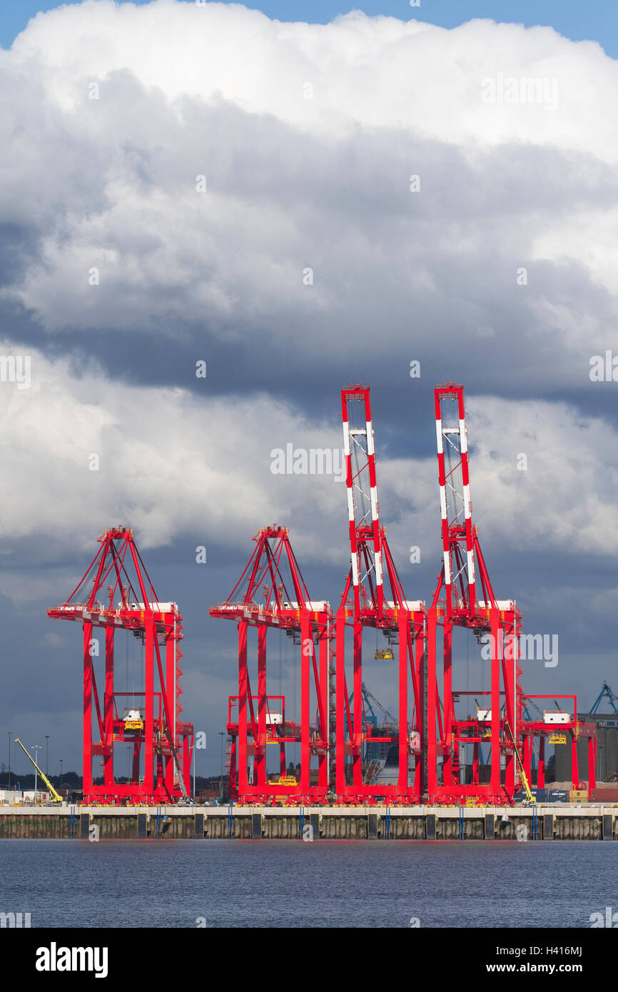 Giant cantilever cranes hi-res stock photography and images - Alamy
