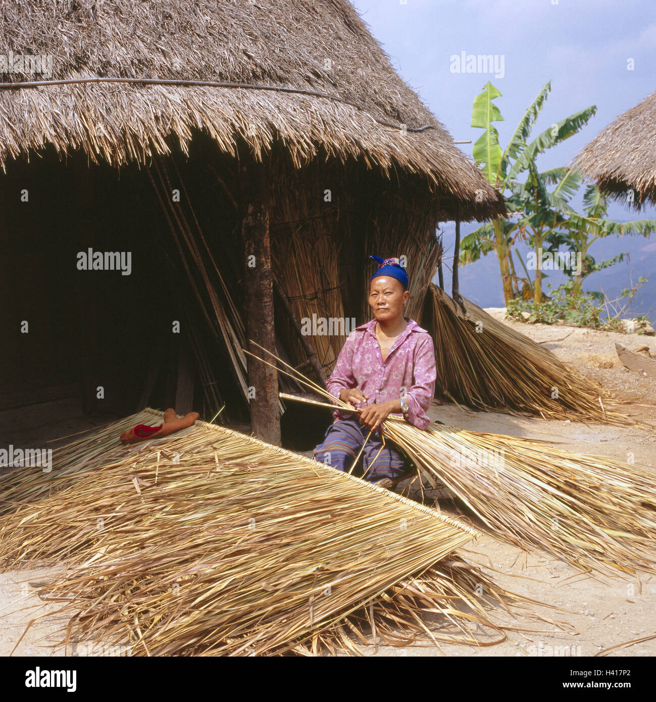 Laos, Luang Prabang, Hmong strain, woman, straw roof, make, no model ...
