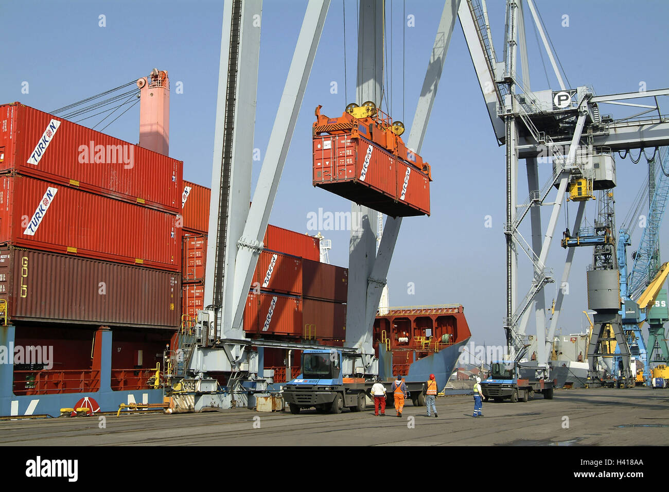 Germany, Hamburg, container port, Buss Hanse terminal, loading engines ...