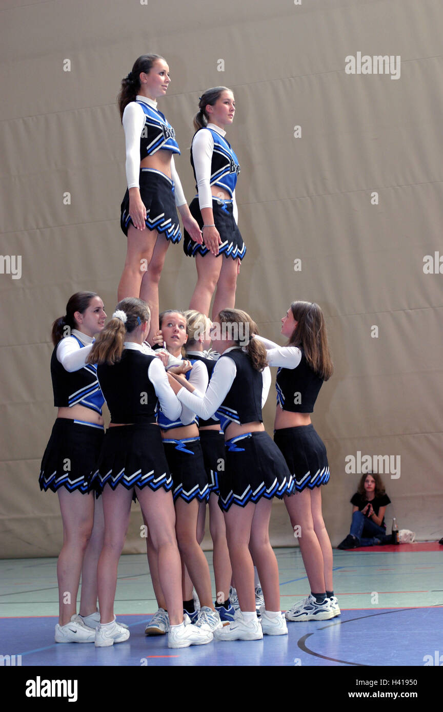 Cheerleaders pyramid hi-res stock photography and images - Alamy