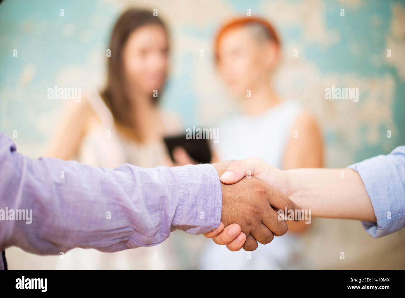 Handshake hi-res stock photography and images - Alamy