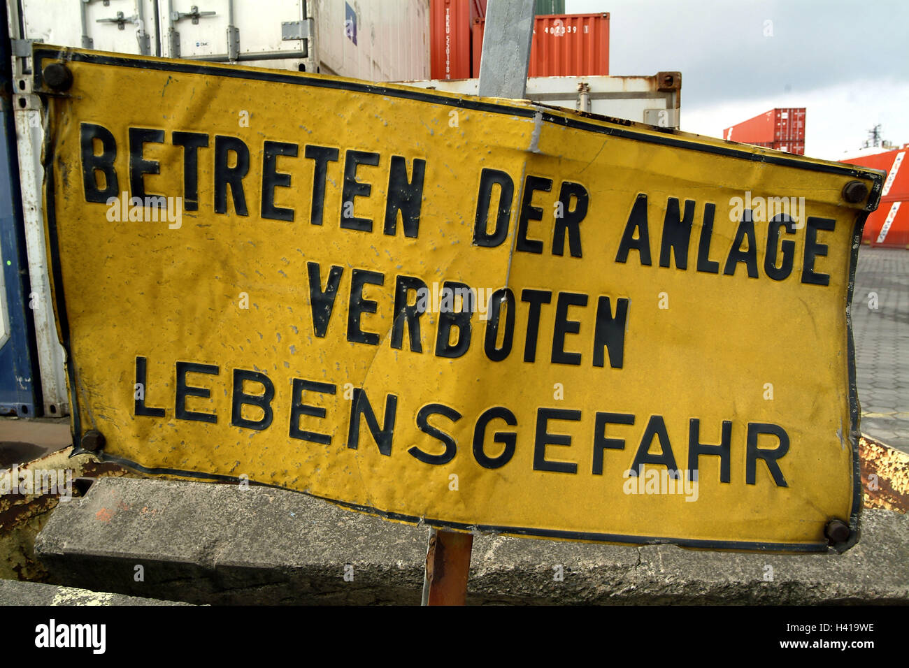 Container port, sign "entrance the attachment forbade mortal danger ...