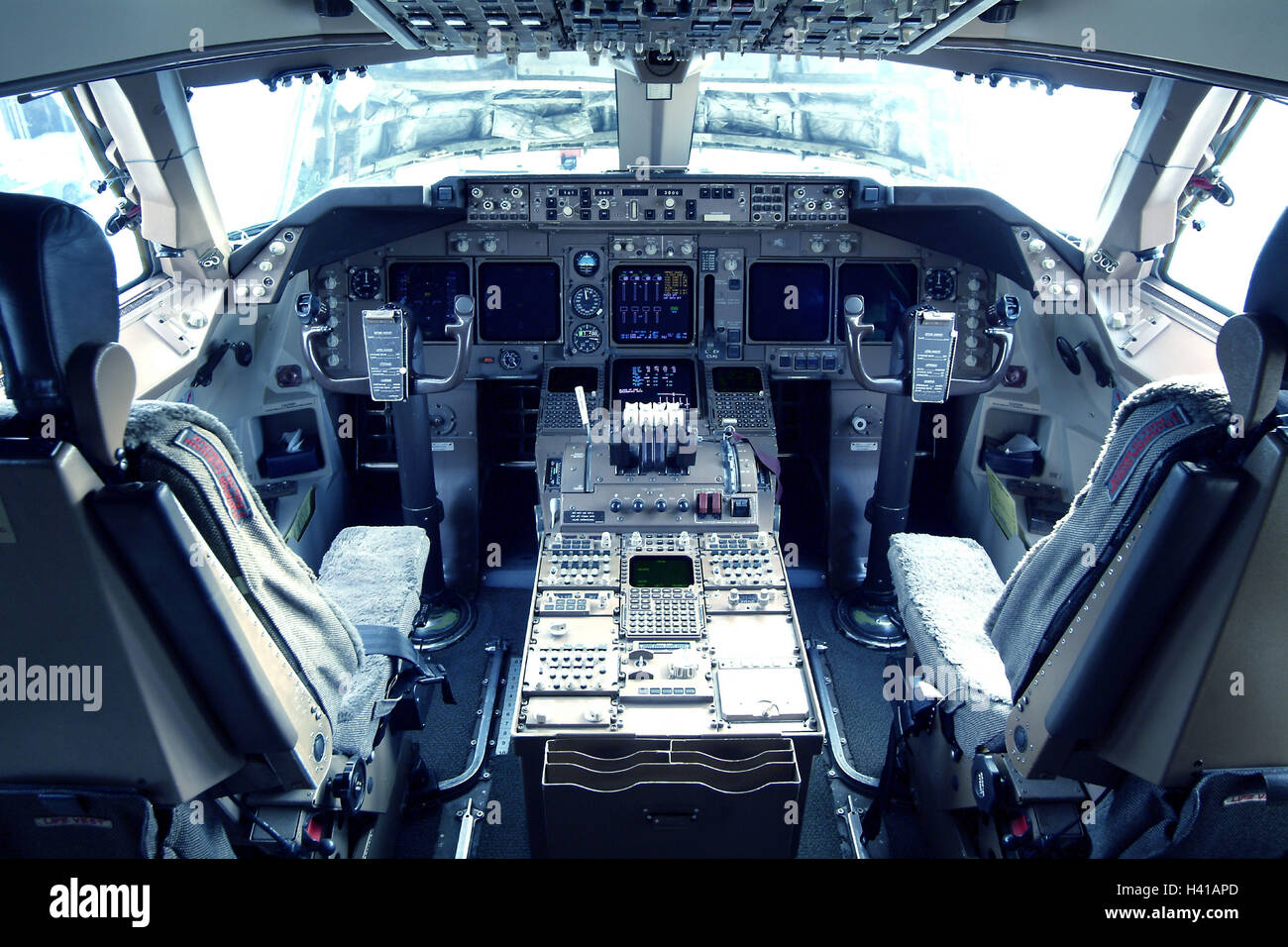 Delta Boeing 747-400 Landing At New York JFK Cockpit View, 60% OFF