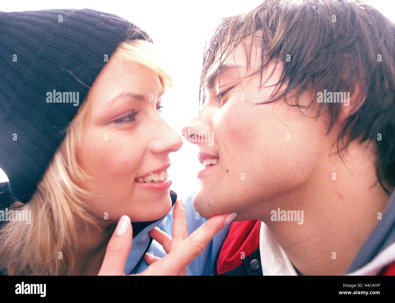 Couple, young, eye contact, kiss, portrait, side view, 20-30 years ...