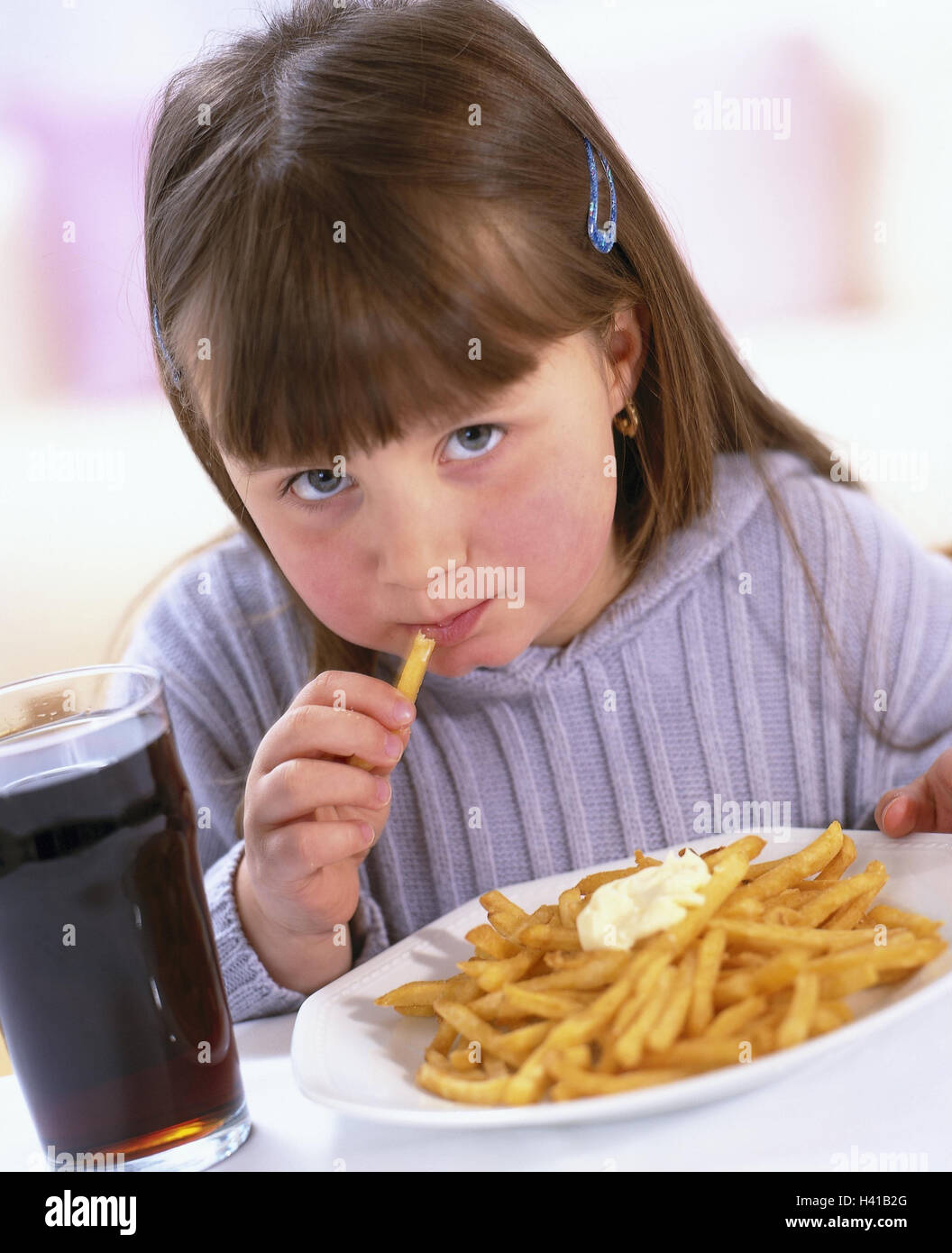 Girls, chips, Majonäse, eat, coke, facial play inside, at home, child ...