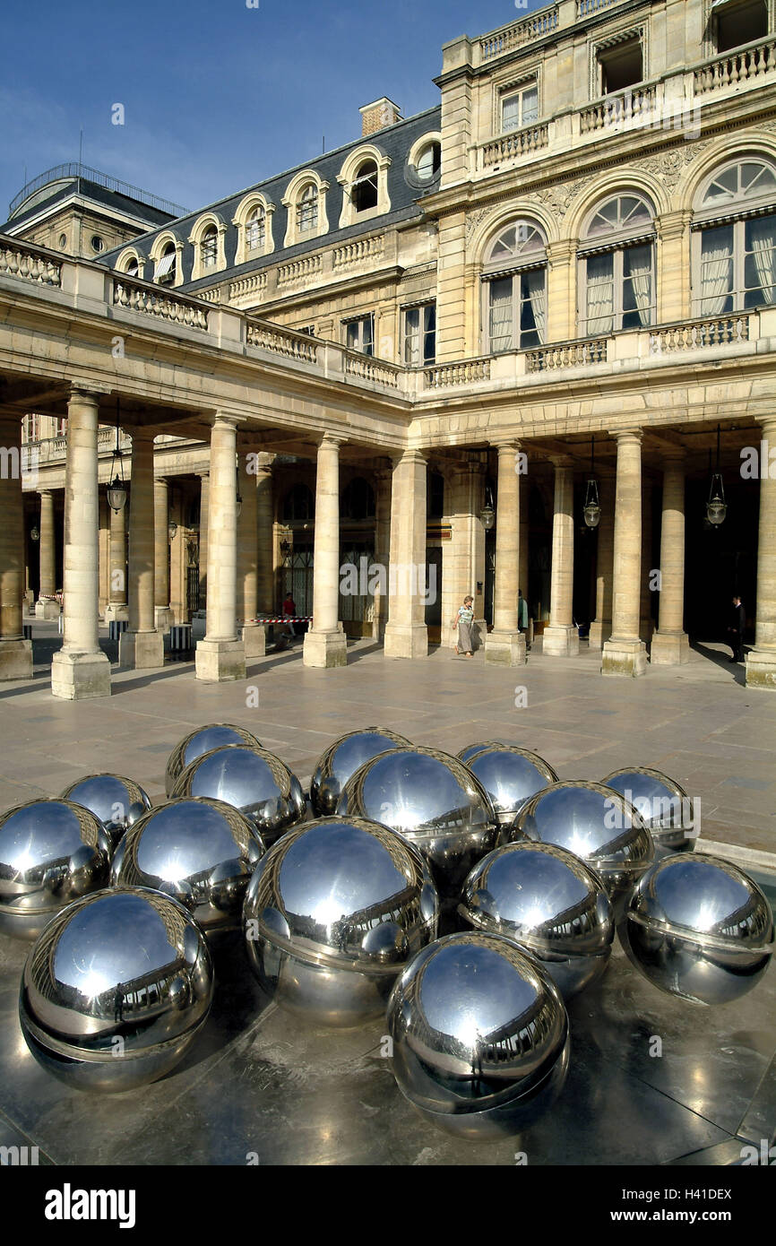 France, Paris, palace royal, main courtyard, Boer's pillars, visitors ...