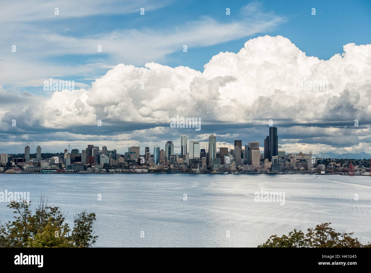 Billowing clouds hover over the Seattle skyline Stock Photo - Alamy
