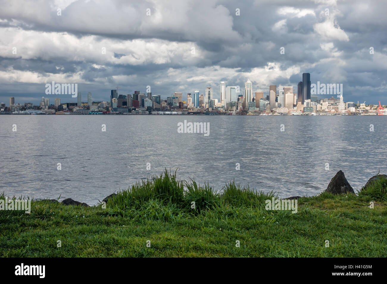 Billowing clouds hover over the Seattle skyline Stock Photo - Alamy