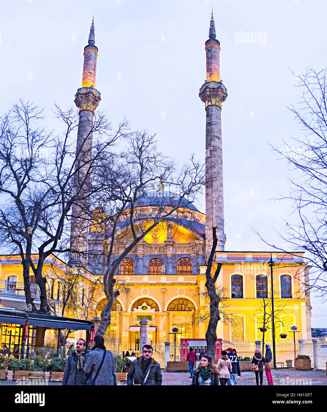 The Grand Imperial Mosque of Sultan Abdulmecid in bright evening lights ...