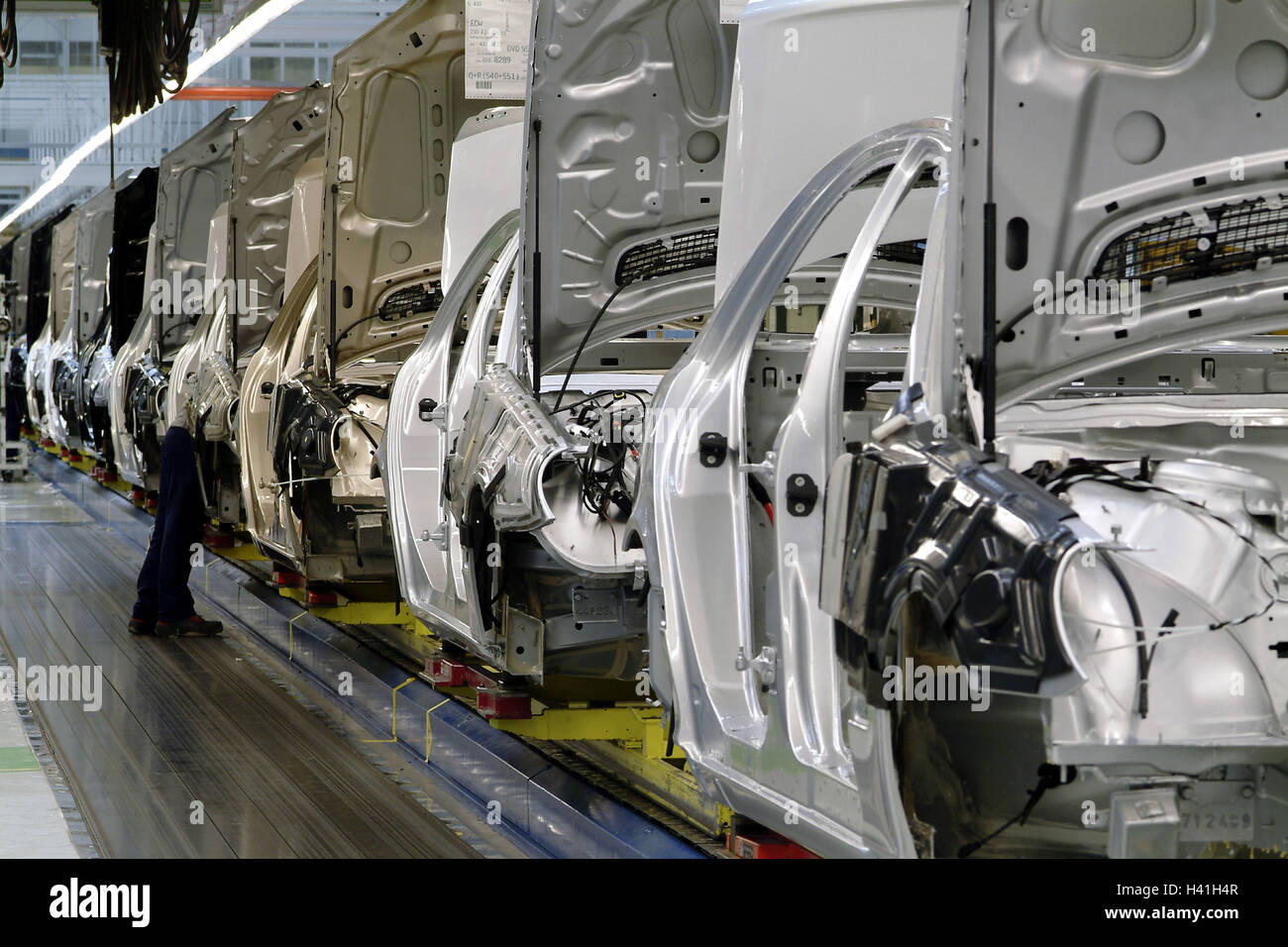 DaimlerChrysler opus, Mercedes production, editing line, bodies in ...
